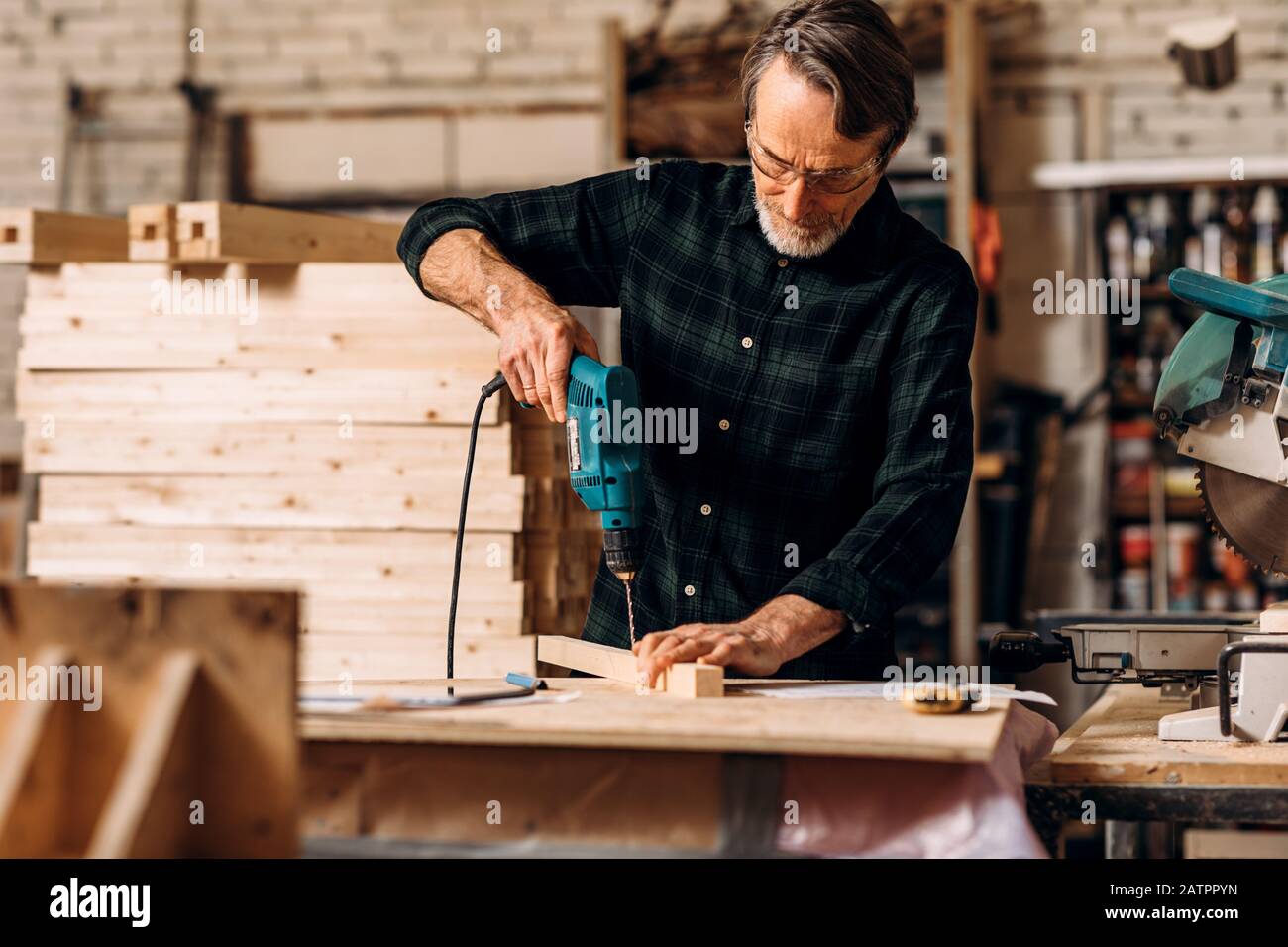 Using electric drill hi-res stock photography and images - Alamy