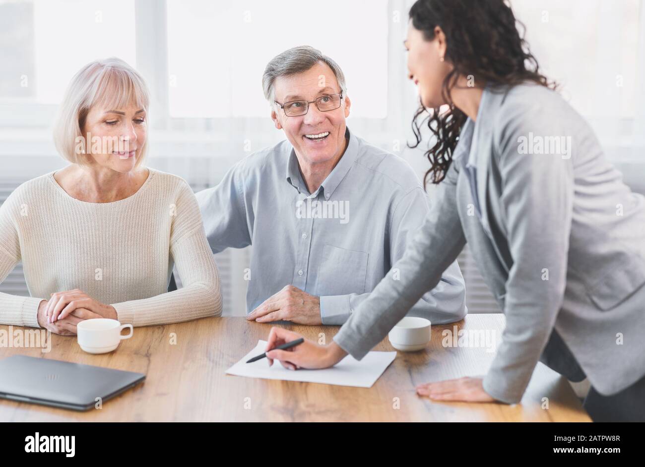 Advisor talking to woman hi-res stock photography and images - Alamy