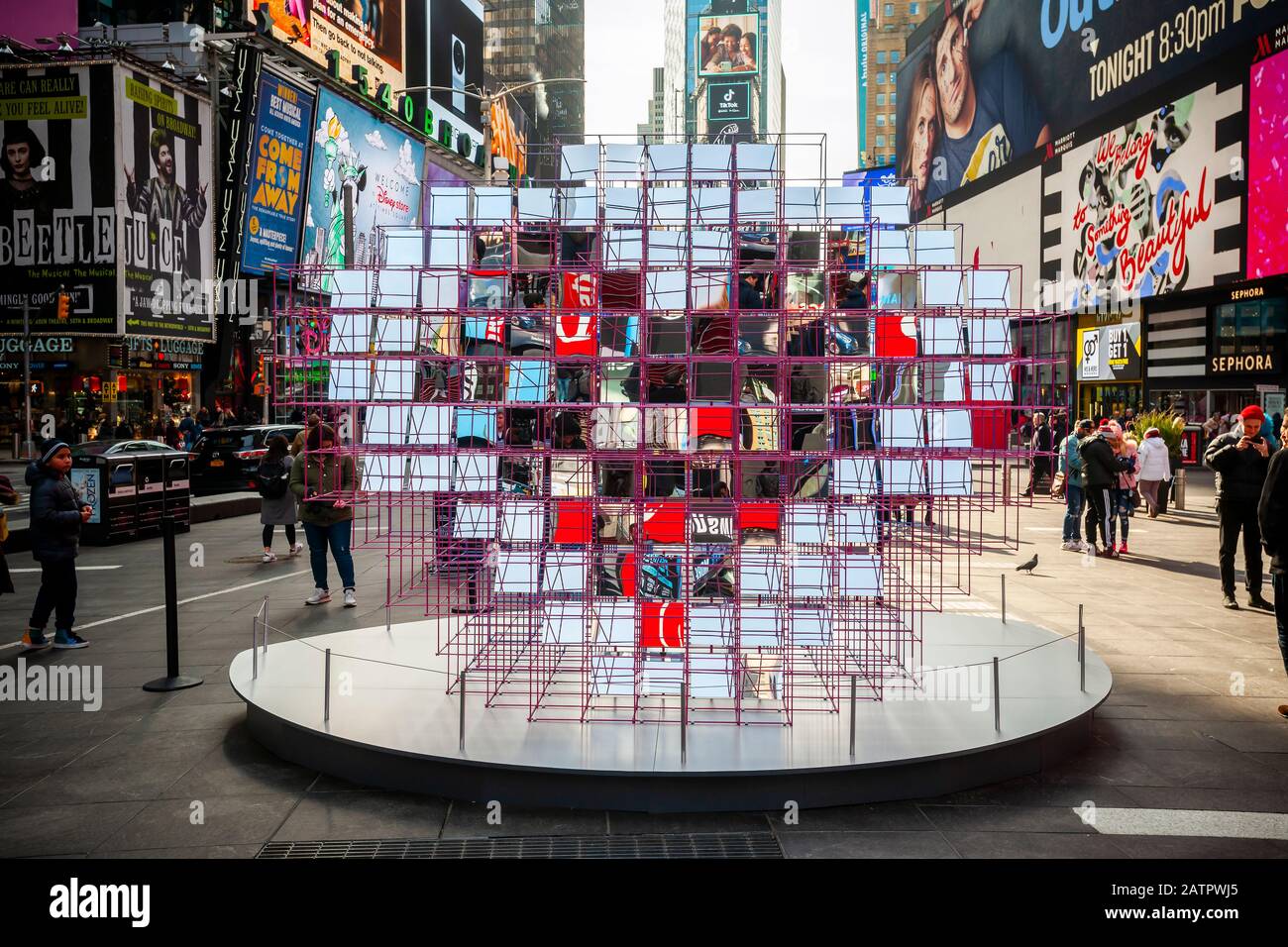 Tourists and the media crowd “Heart Squared”, the winner of the 12th ...