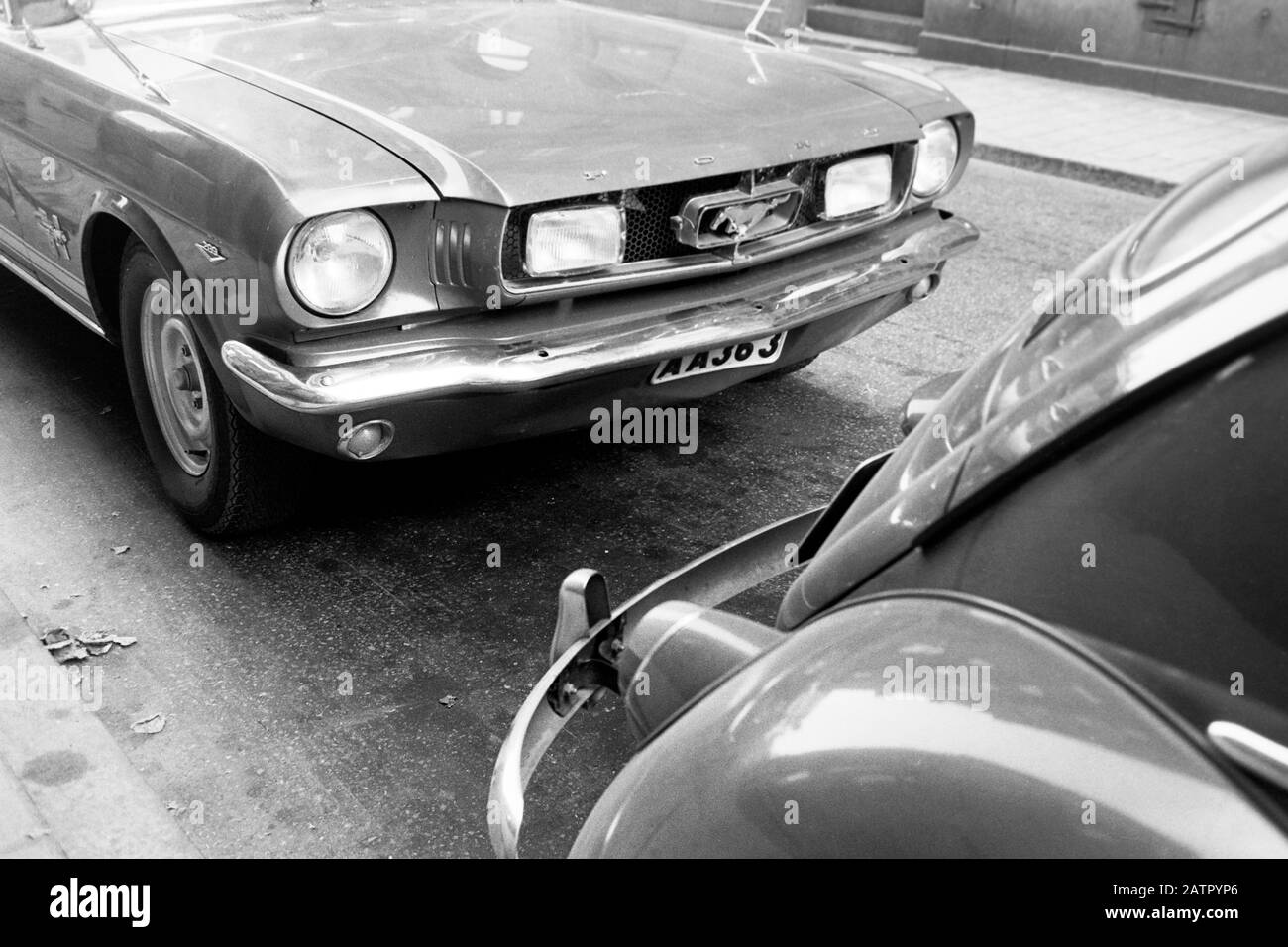 Kühler- und Motorhaube eines Fords, Stockholm, Schweden, 1969. Bonnet ...