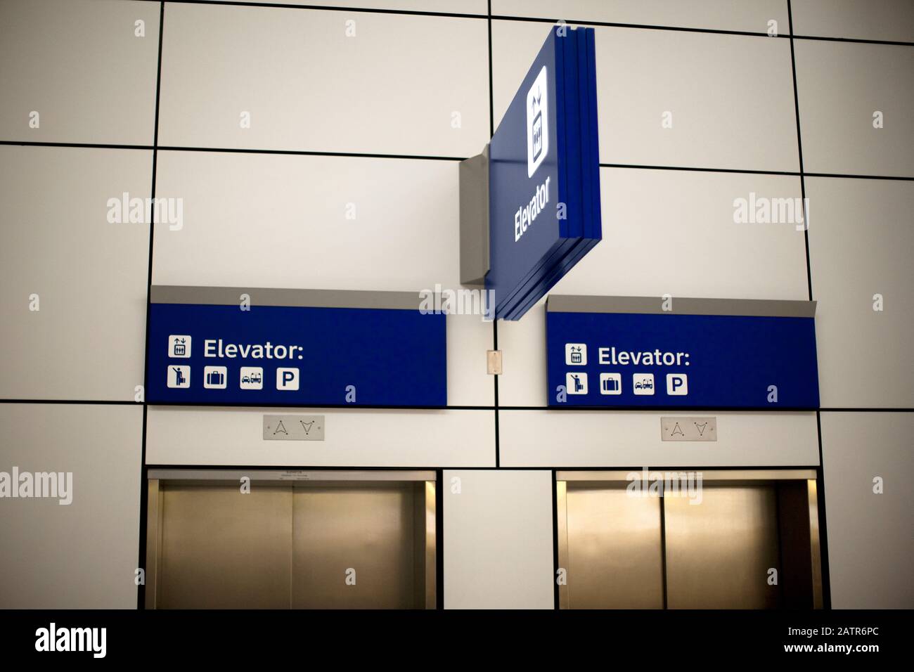 Sign above the elevators at an airport Stock Photo - Alamy