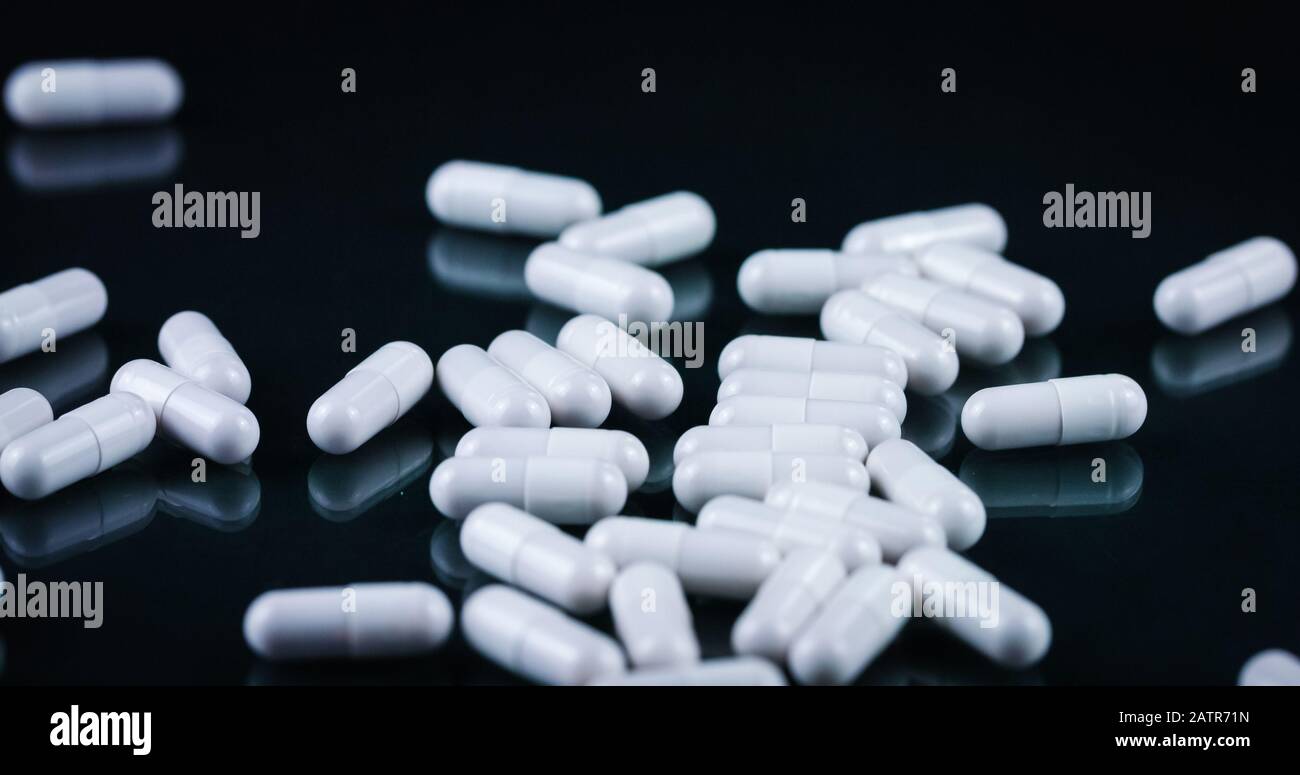Medical tablets falling down slow hi-res stock photography and images ...