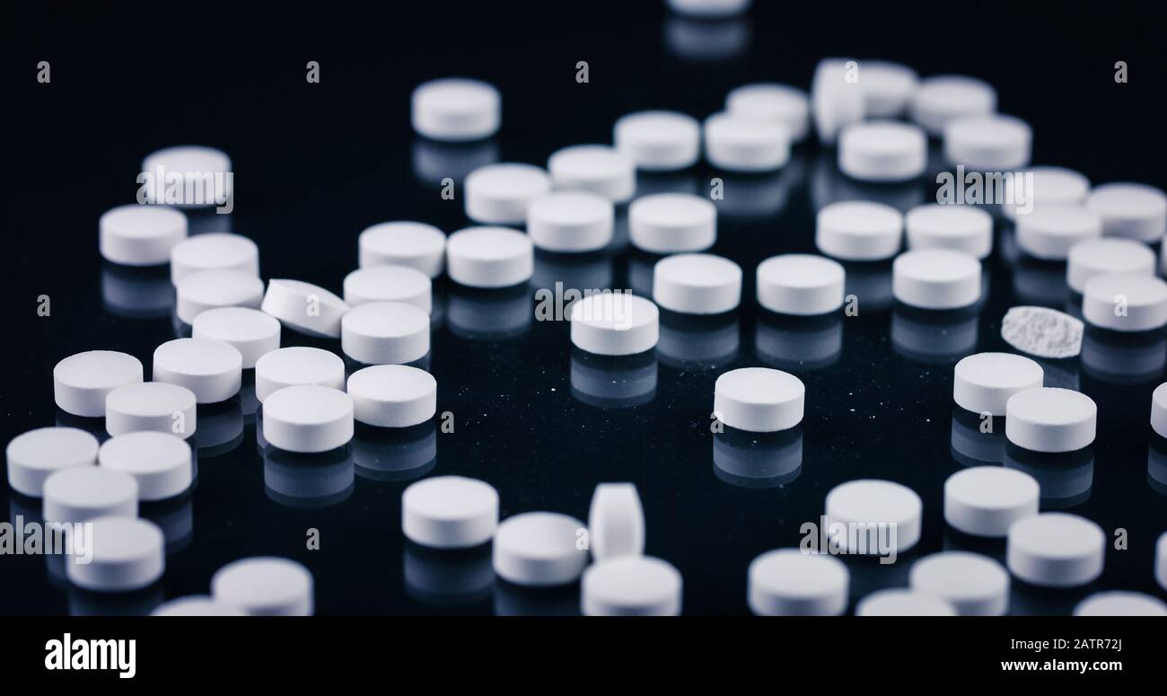 Medical tablets falling down slow hi-res stock photography and images ...