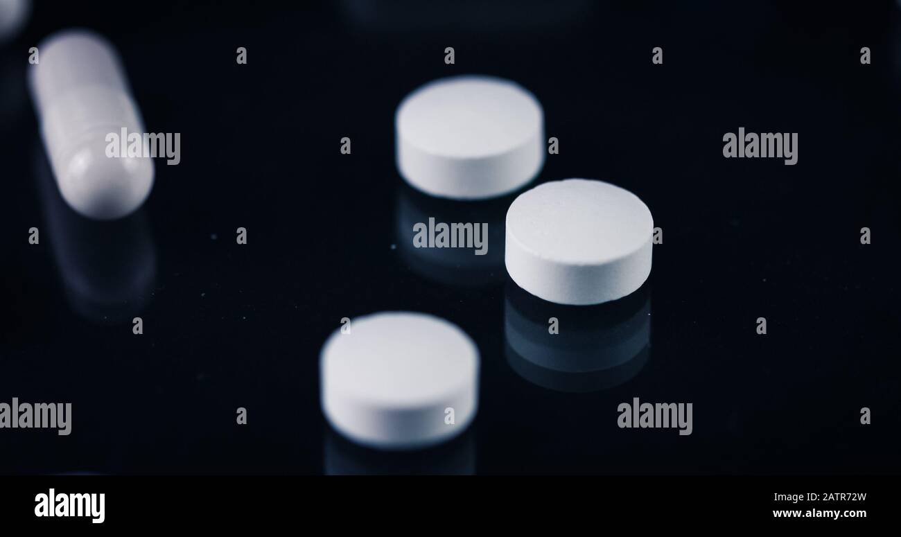 Medical tablets falling down slow hi-res stock photography and images ...