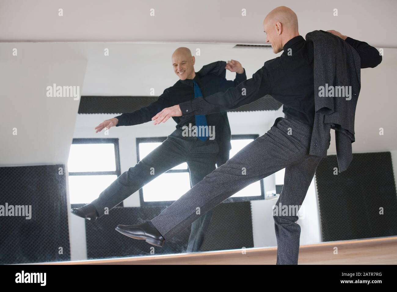 Dancing on stage front view hi-res stock photography and images - Alamy