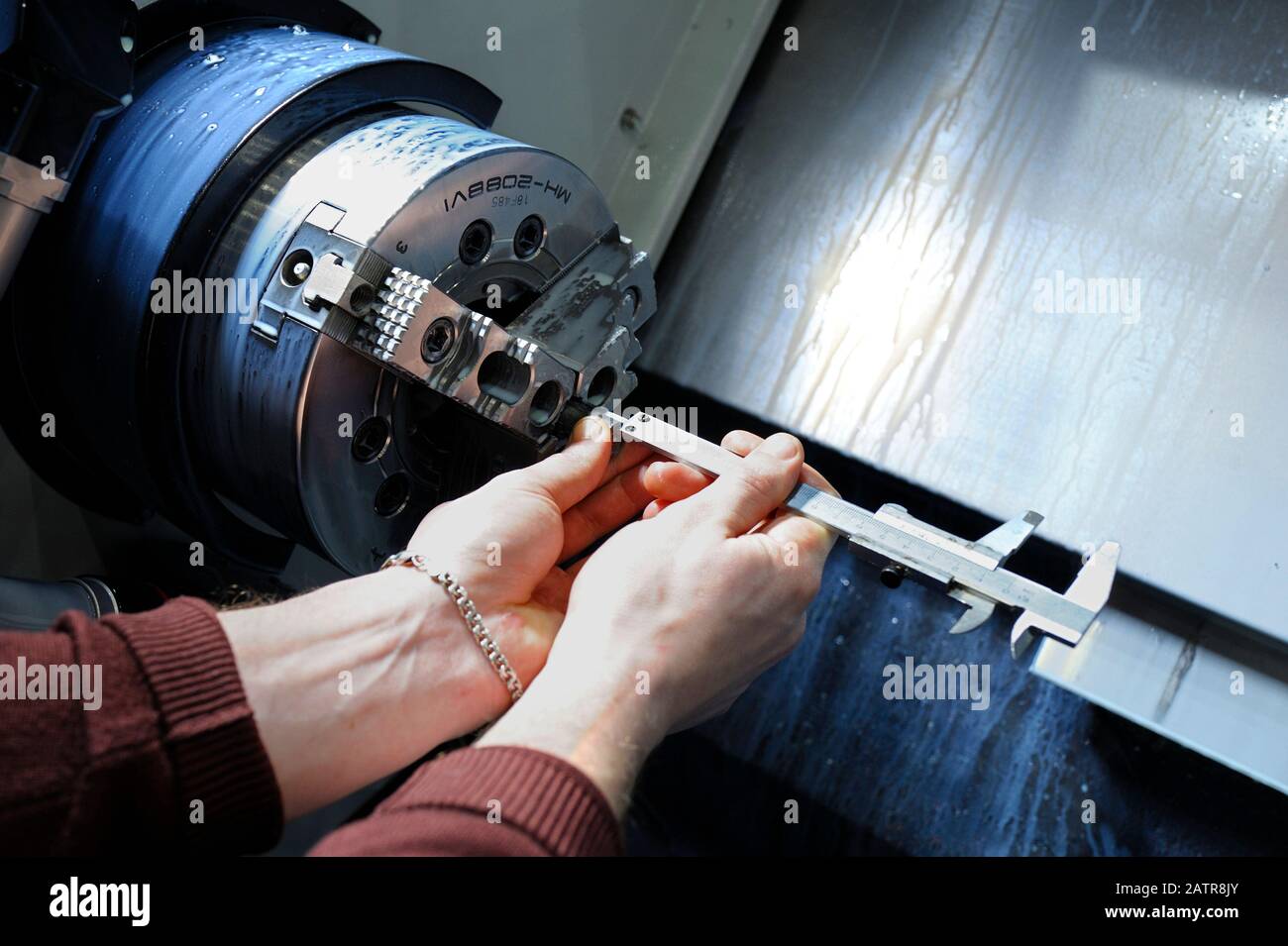 Calipers measuring hi-res stock photography and images - Alamy