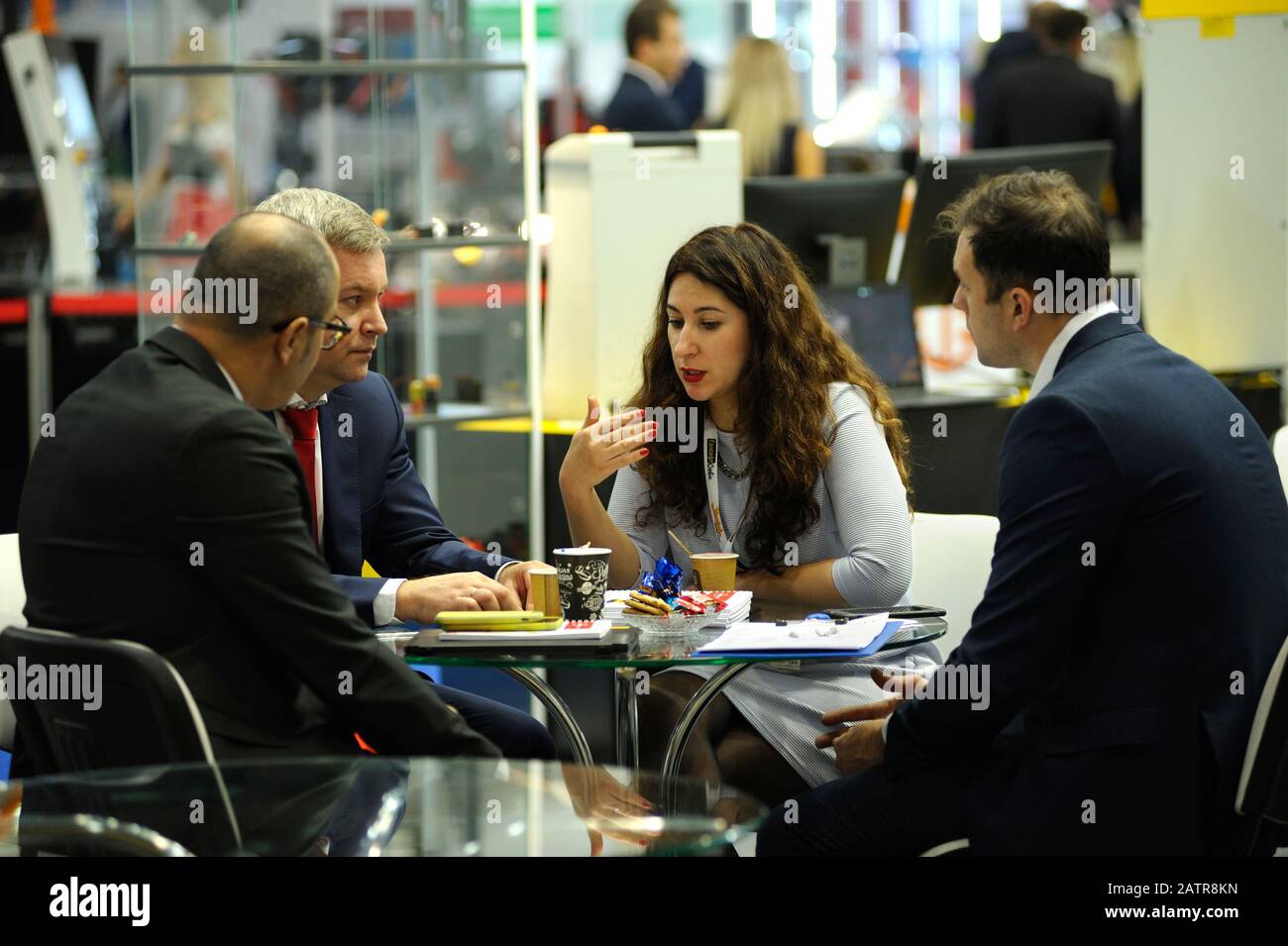 Dialogue table hi-res stock photography and images - Alamy