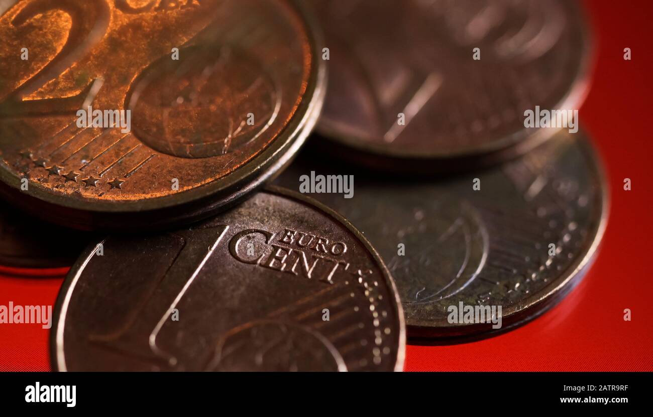 Makro close up of pile one and two euro cent copper coins on shiny red ...
