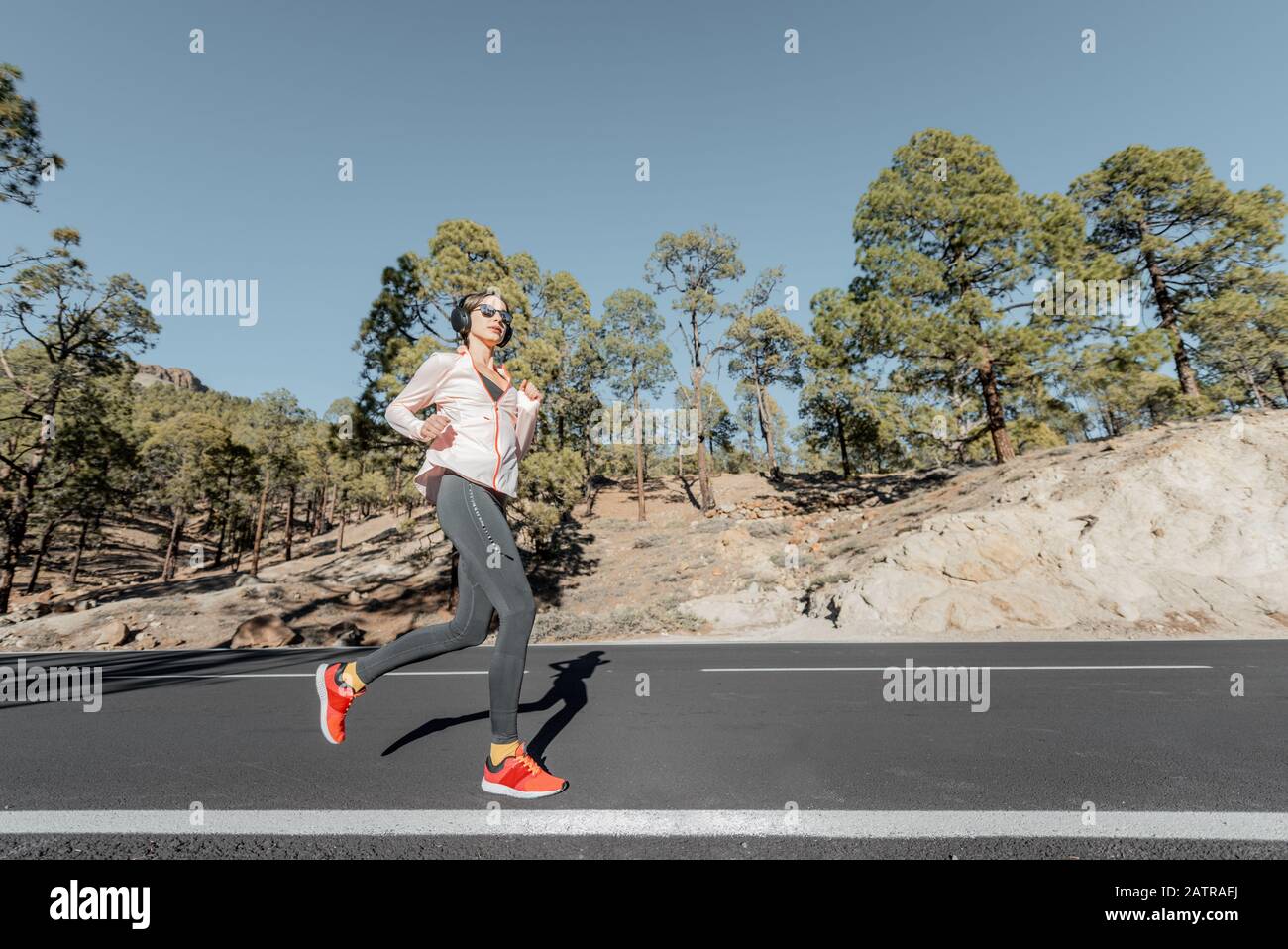 Person jogging side view hi-res stock photography and images - Alamy