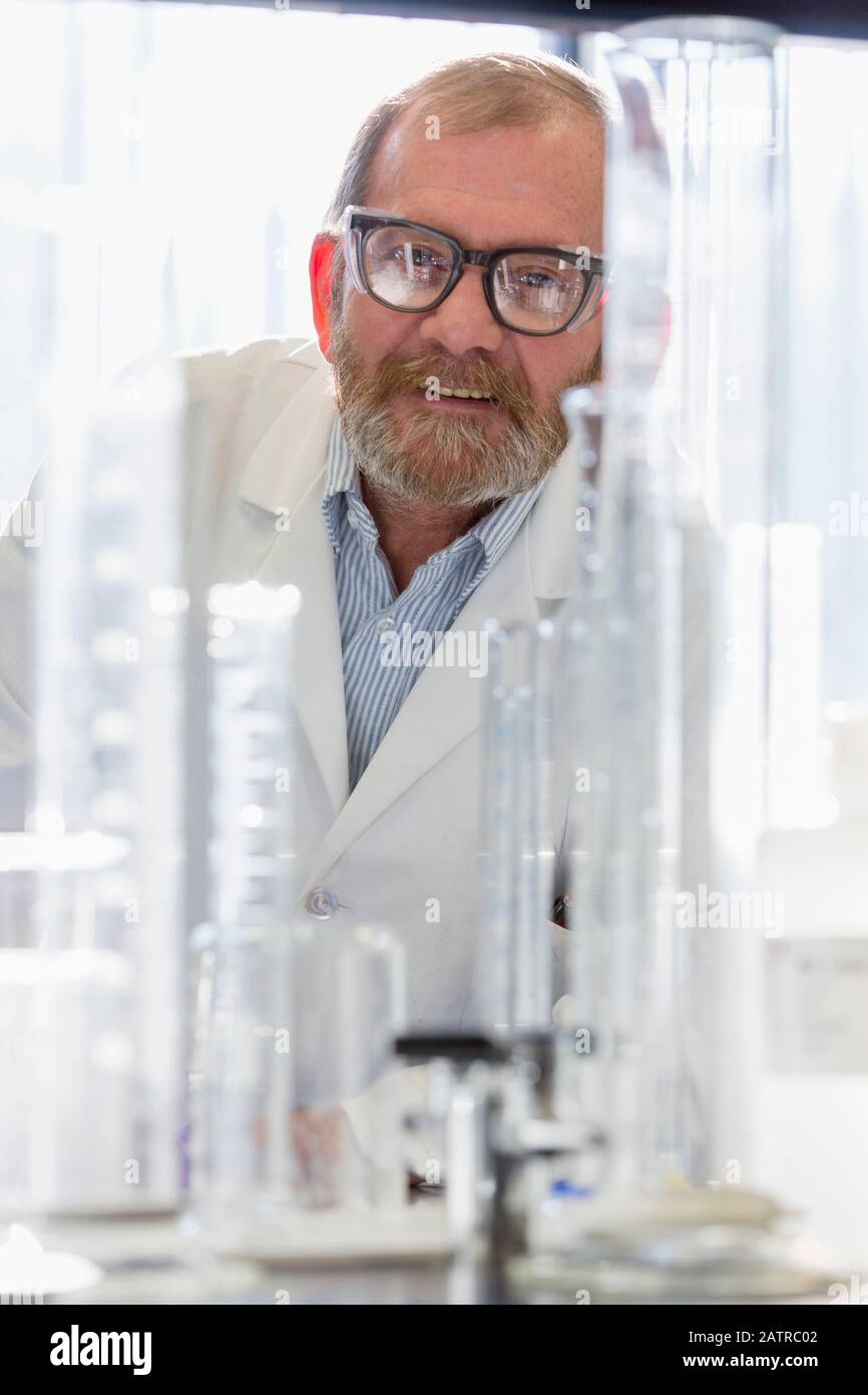 Scientist in white coat hi-res stock photography and images - Alamy