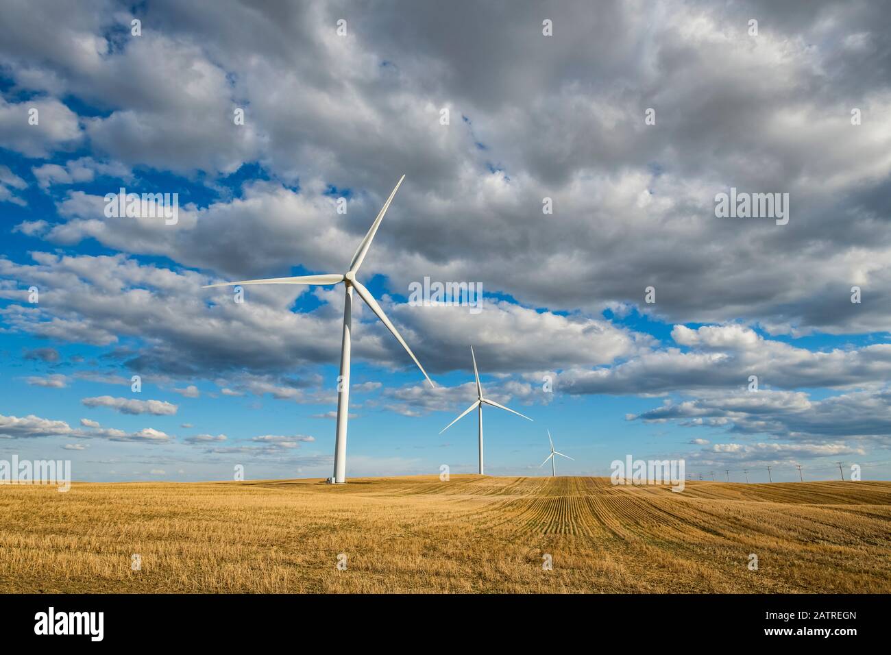 Windmill farm in saskatchewan hi-res stock photography and images - Alamy