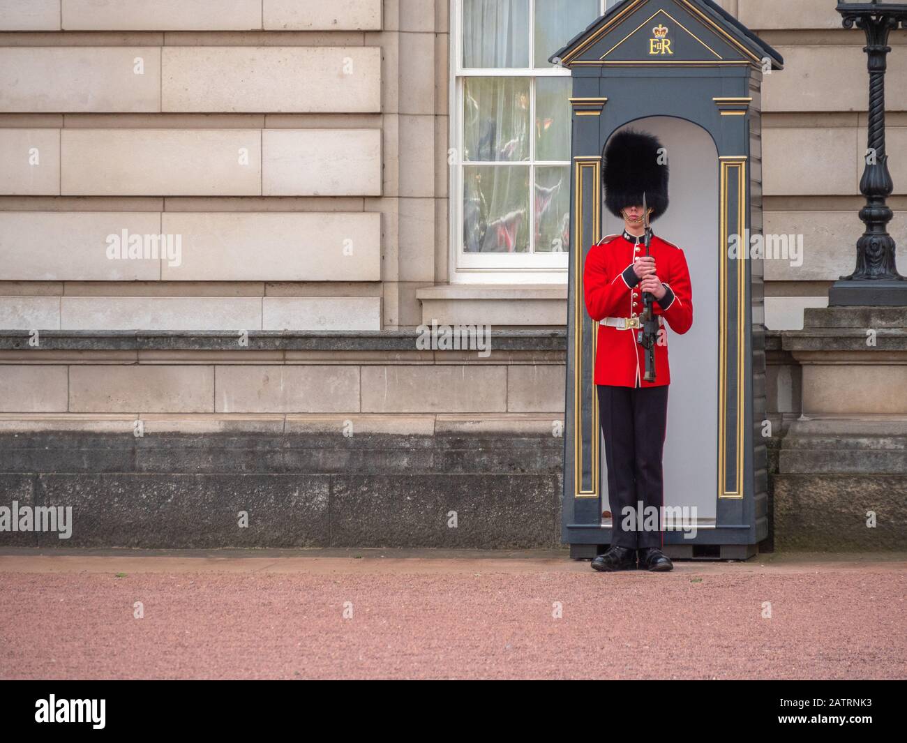 English guard patrolling at Buckingham Palace Stock Photo - Alamy