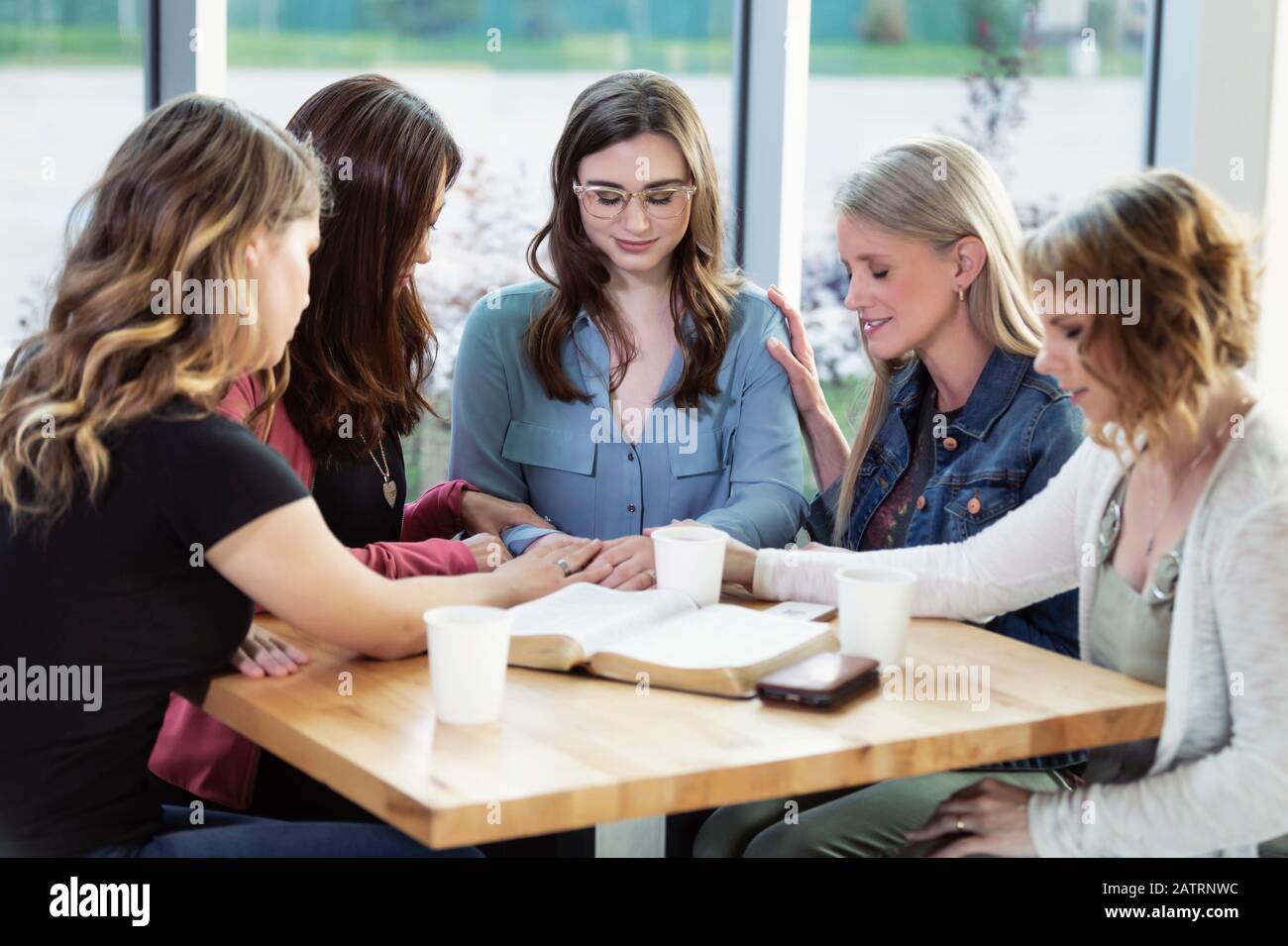 Group of women book study hi-res stock photography and images - Alamy