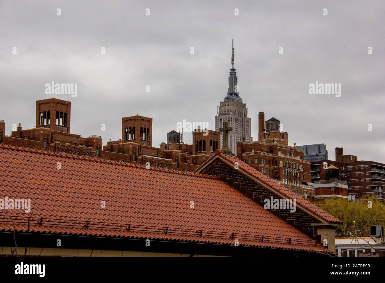 Red roofs and the Empire State Building, New York City Stock Photo - Alamy