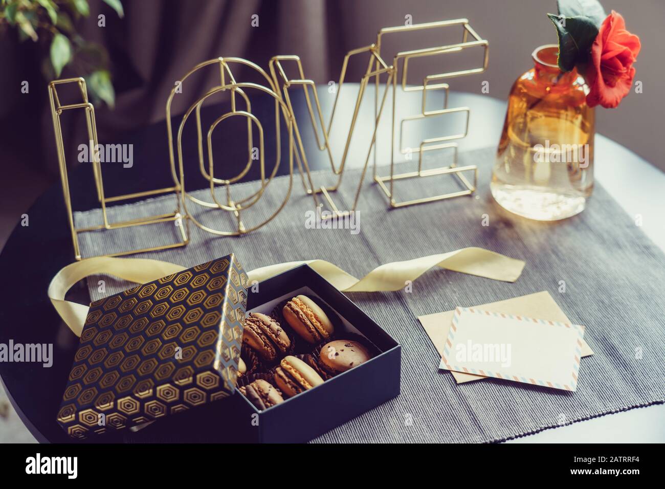 Wire gift box hi-res stock photography and images - Alamy