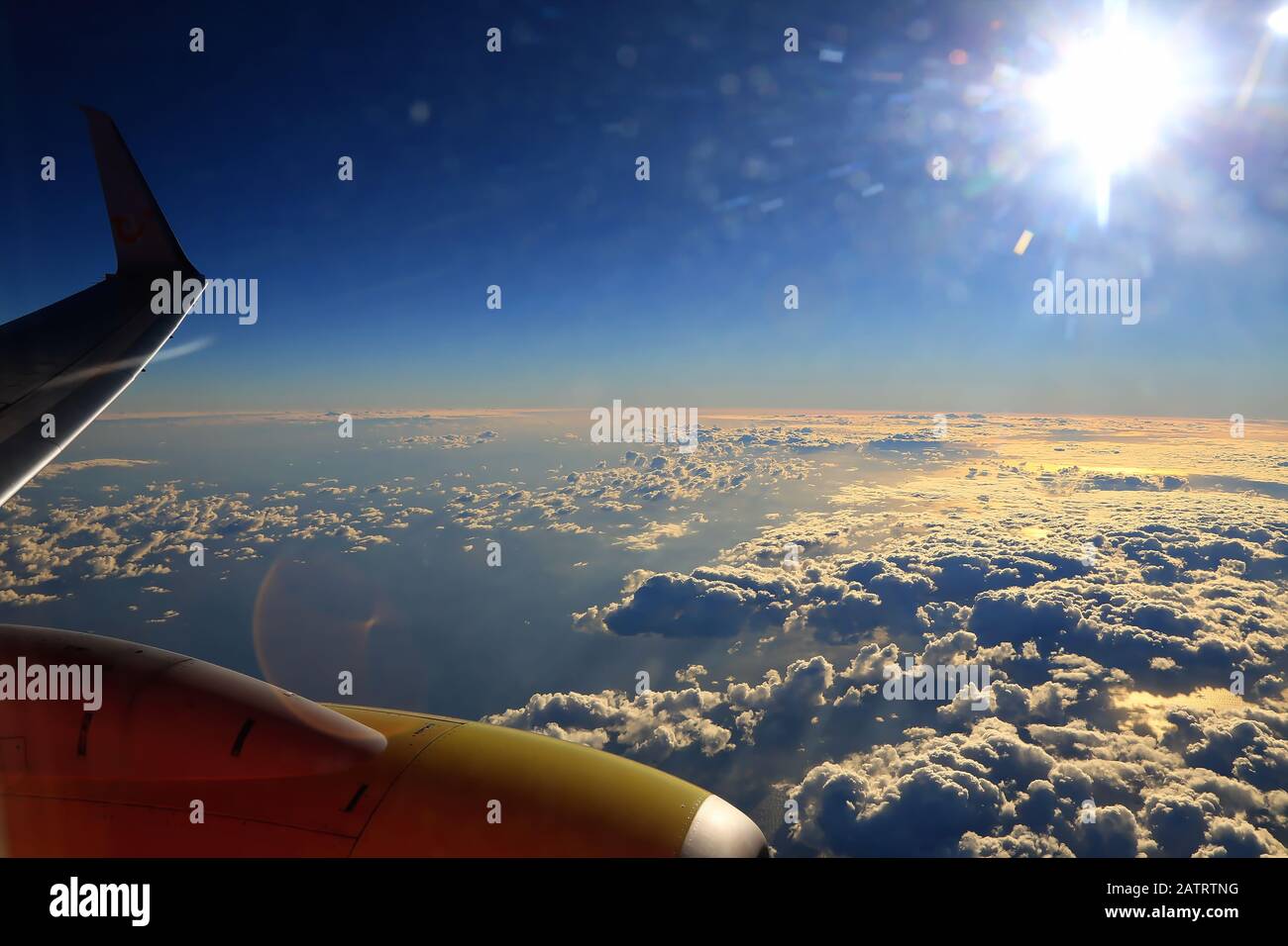 Window seat, a flight in the sunset Stock Photo - Alamy
