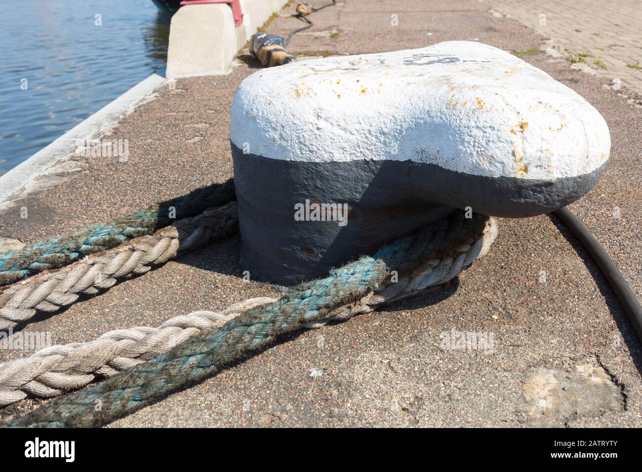 Ship mooring rope moored on the bollard Stock Photo - Alamy