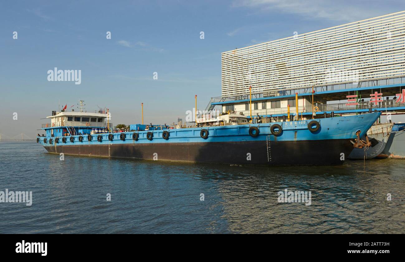 Ship yangtze hi-res stock photography and images - Alamy