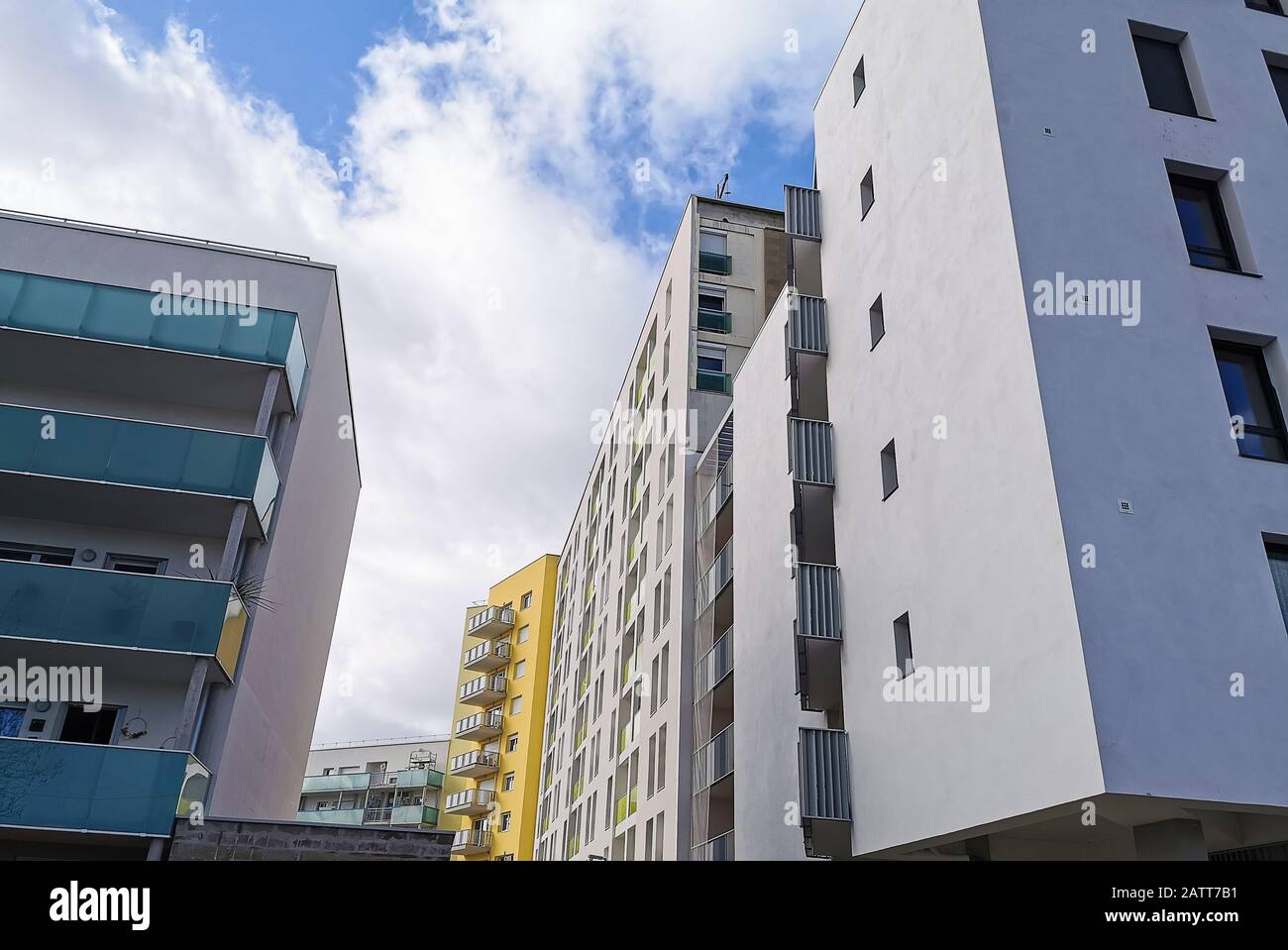 Light colored buildings hi-res stock photography and images - Alamy