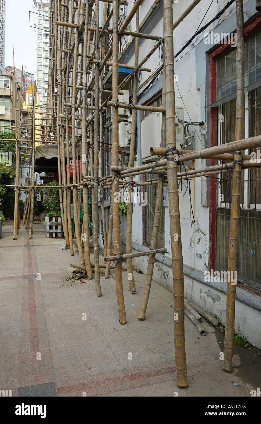 China bamboo scaffolding hi-res stock photography and images - Alamy