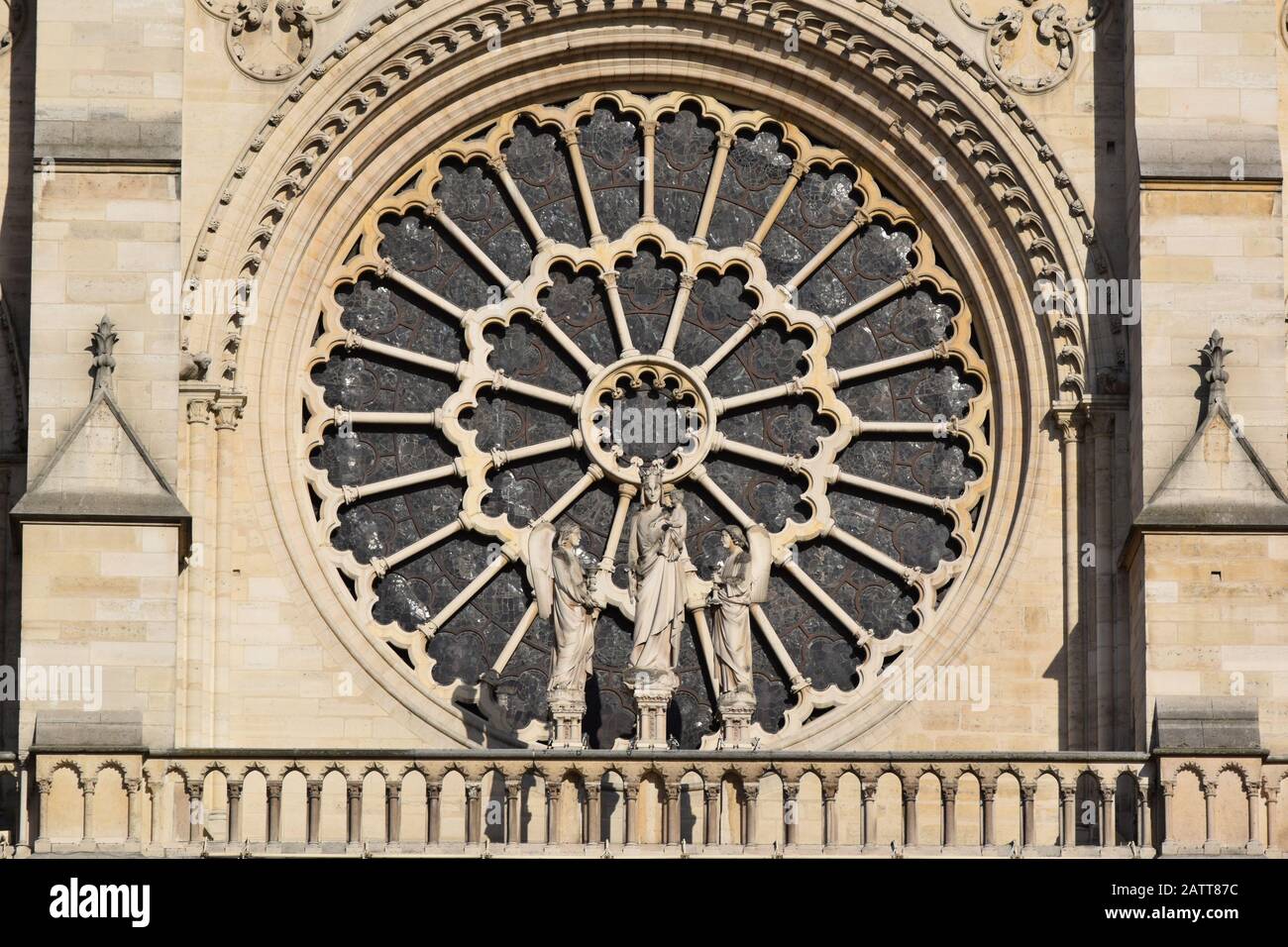 Large Circular Window Exterior Detail, Notre Dame Cathedral, Paris ...