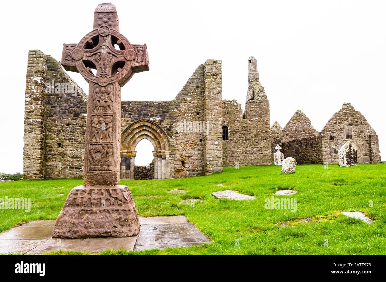 Ireland clonmacnoise cemetery hi-res stock photography and images - Alamy
