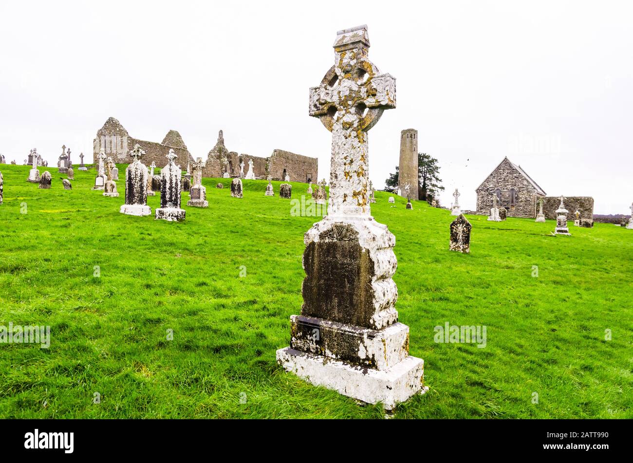Ireland clonmacnoise cemetery hi-res stock photography and images - Alamy