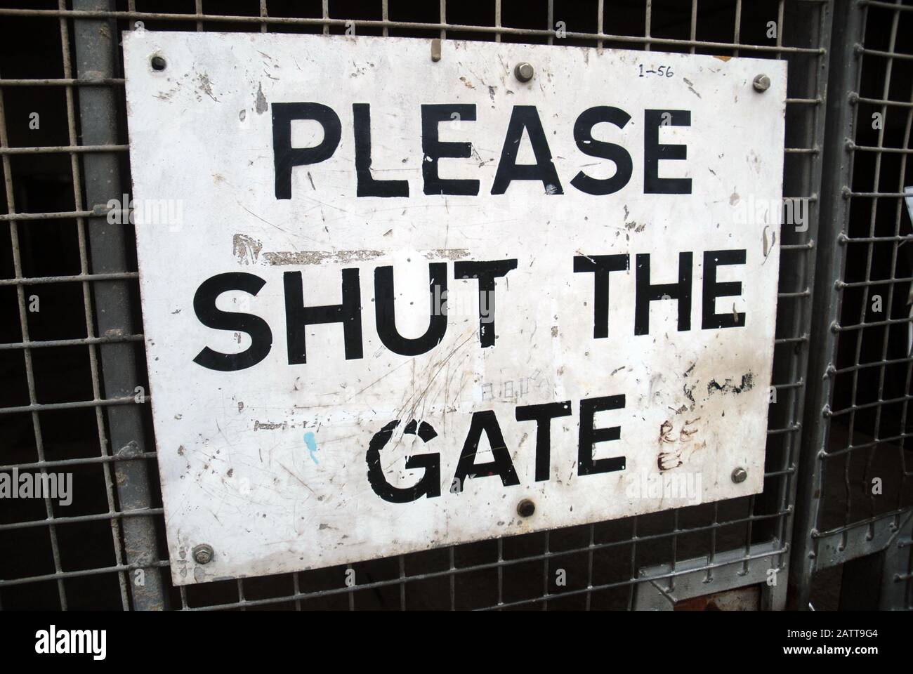 Please shut the gate sign, Portsmouth, England Stock Photo - Alamy