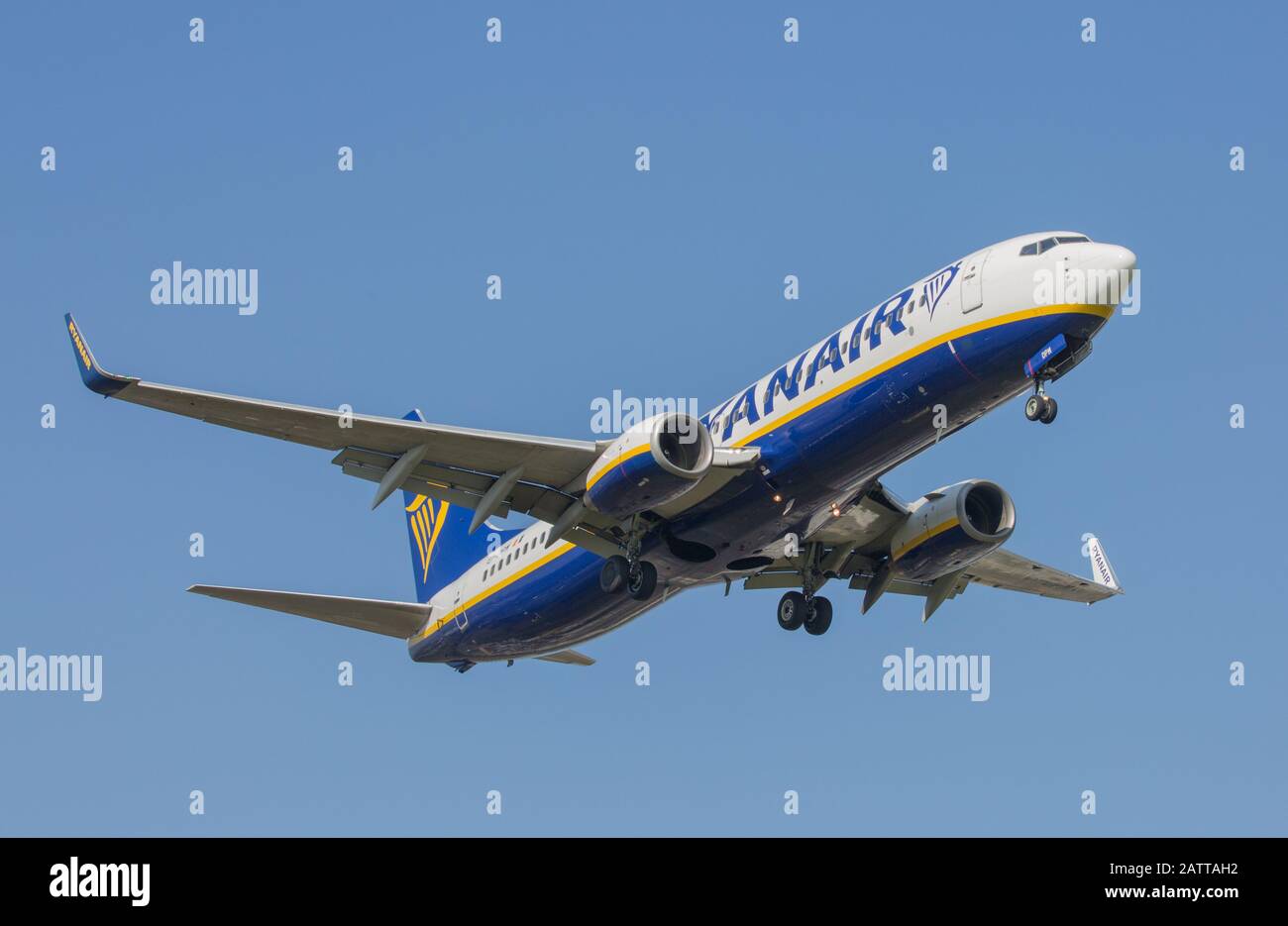 Boeing 737 aircraft on approach hi-res stock photography and images - Alamy