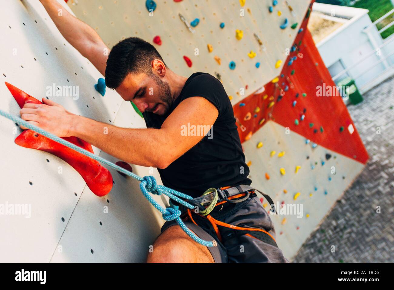 Free climber man climbing up on bouldering Stock Photo - Alamy