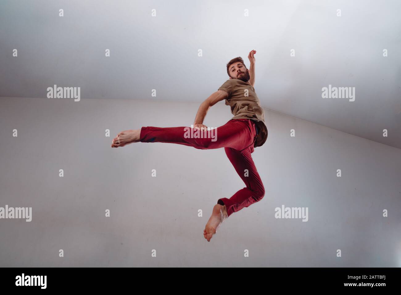 Modern dancer performing an artistic contemporary dance Stock Photo - Alamy