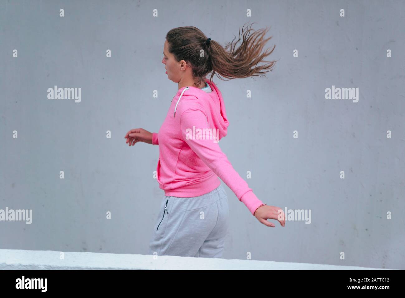 Healthy lifestyle athlete dressed in training clothes exercising Stock ...