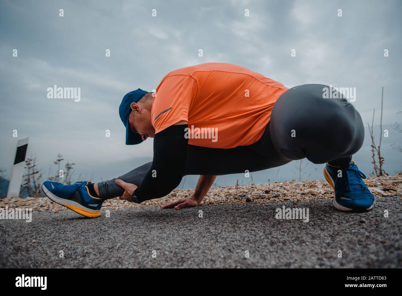 Well built mature runner wearing fitness wear preapring for a run Stock ...