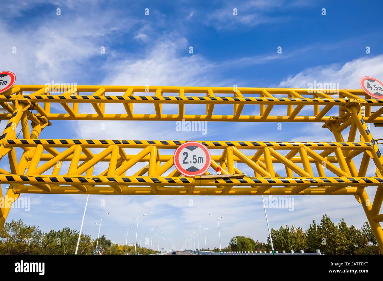 Road height limit Stock Photo - Alamy