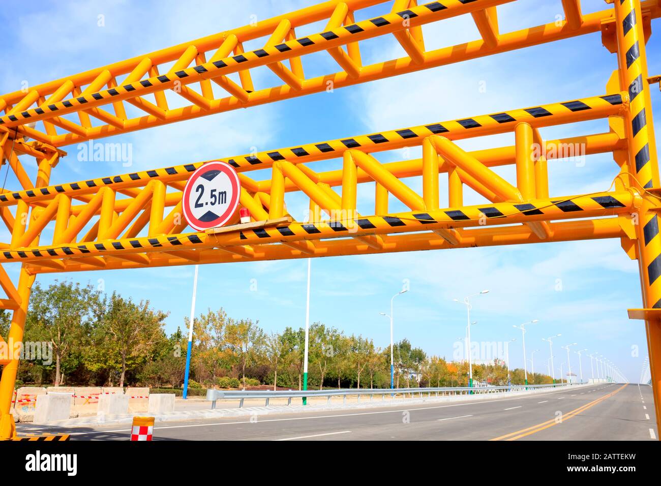 Road height limit Stock Photo - Alamy