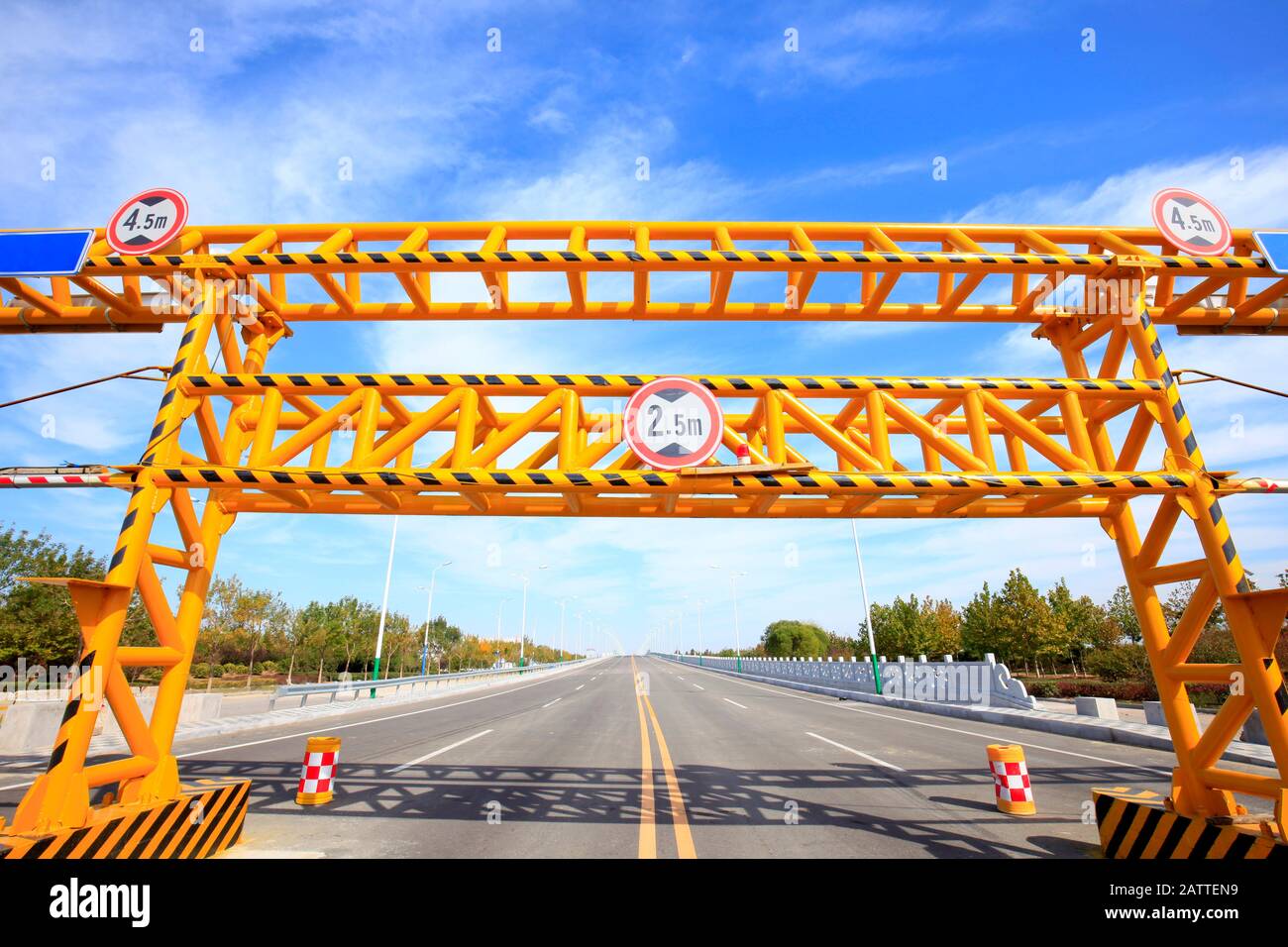 Road height limit Stock Photo - Alamy