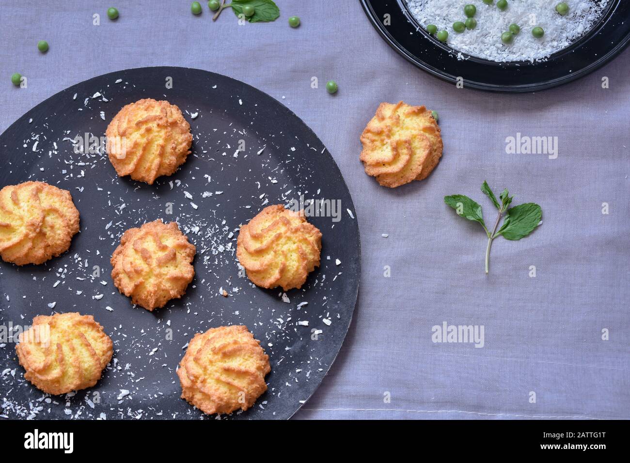 Golden pan hi-res stock photography and images - Alamy