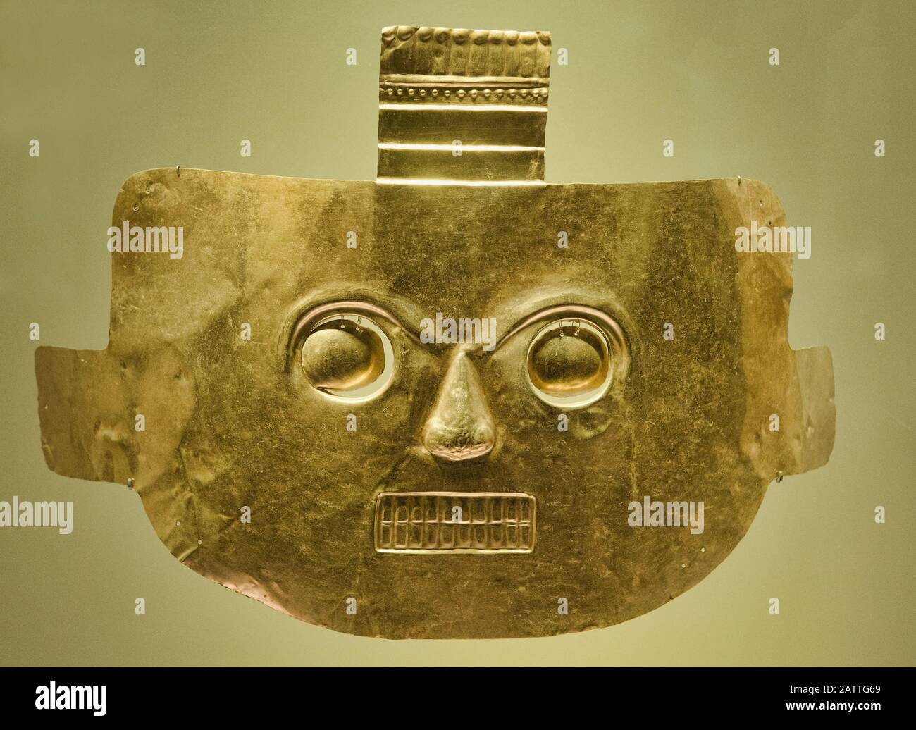 Gold face plate, Museo del Oro, Bogotá, Colombia Stock Photo - Alamy