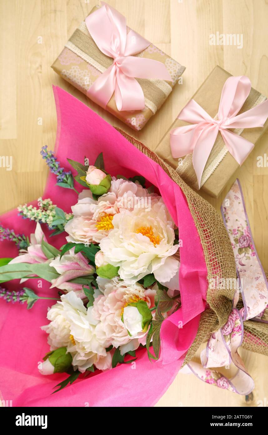 Pink tissue paper flower hi-res stock photography and images - Alamy