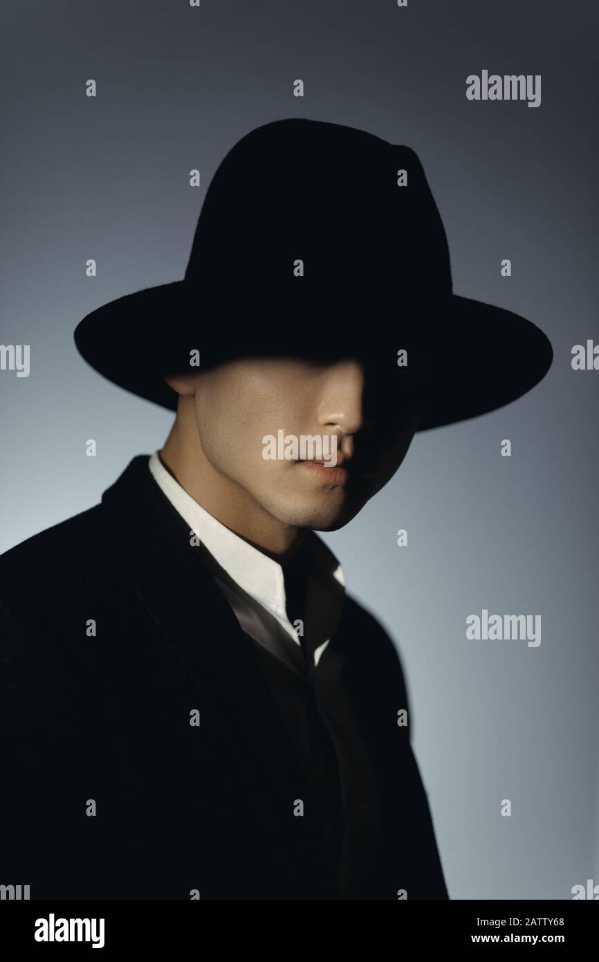 Man mysterious fedora hi-res stock photography and images - Alamy