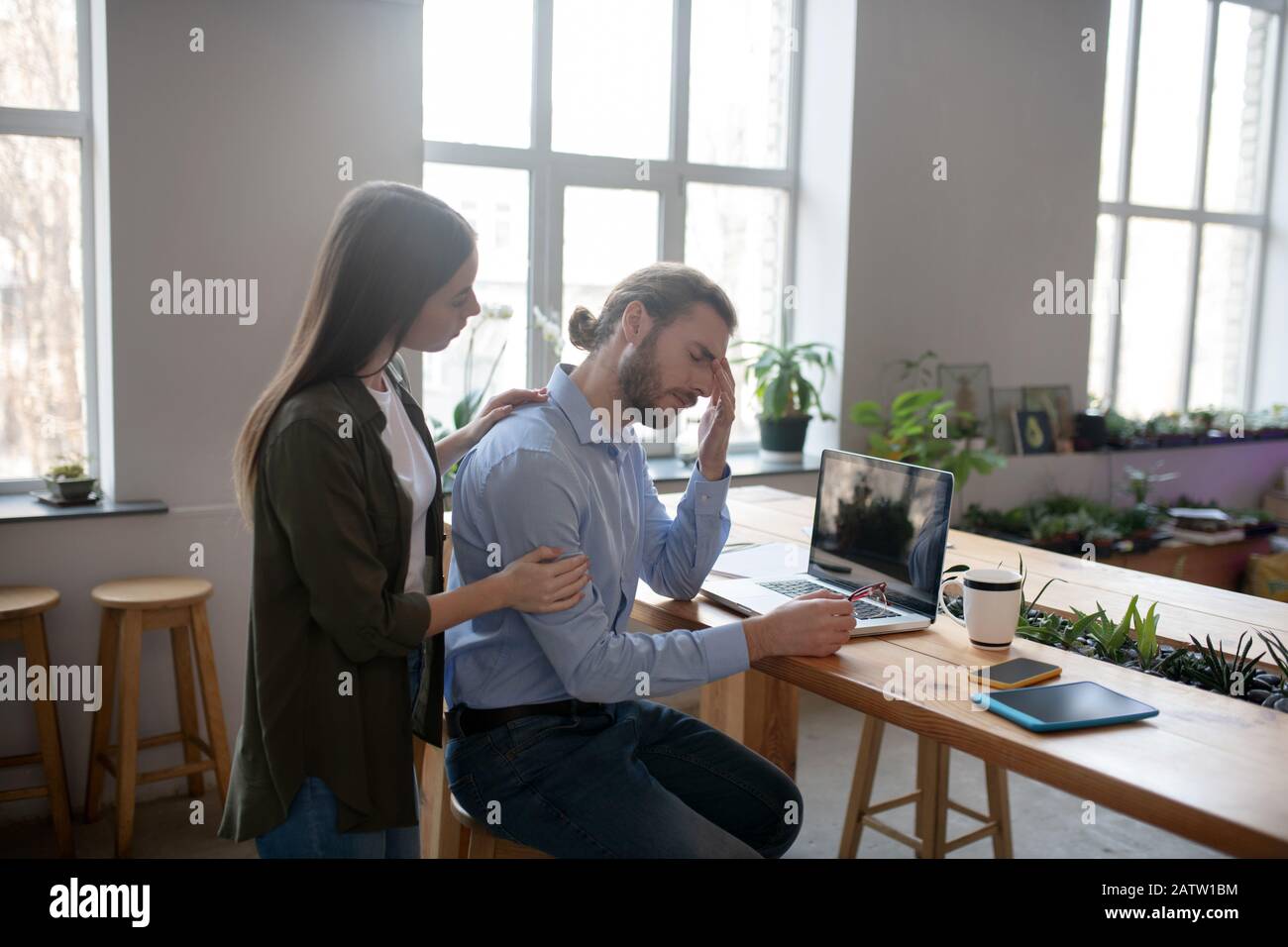 Helpful colleague office hi-res stock photography and images - Alamy