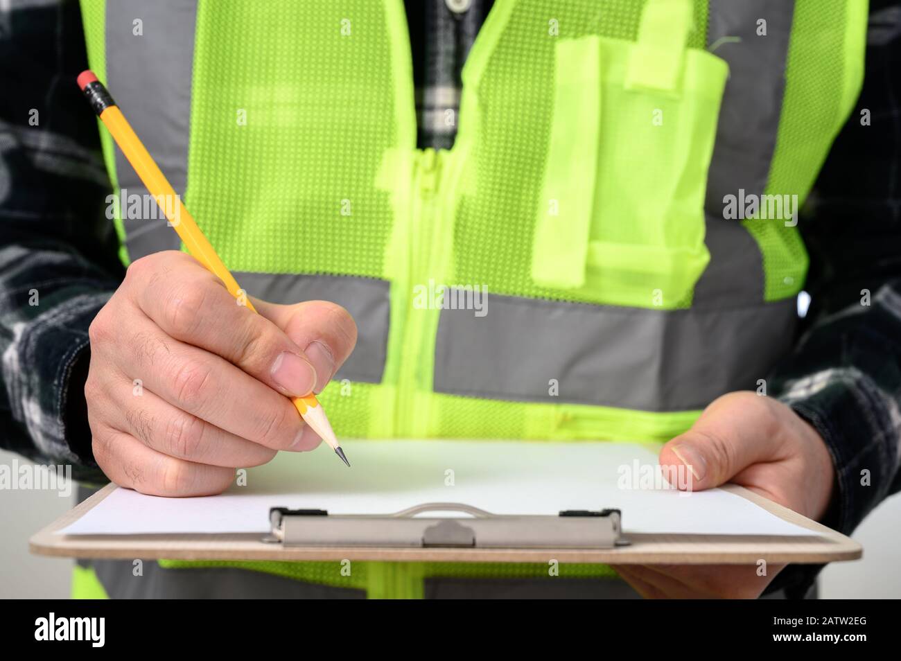 Person signing document hi-res stock photography and images - Alamy
