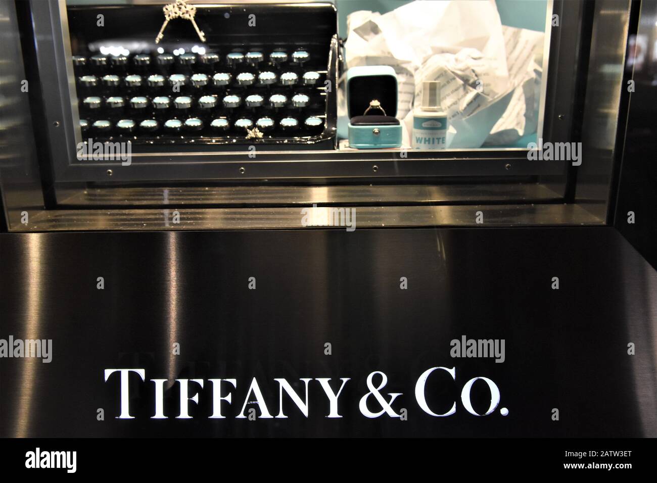TIFFANY & CO. SIGN ON THE WALL Stock Photo - Alamy