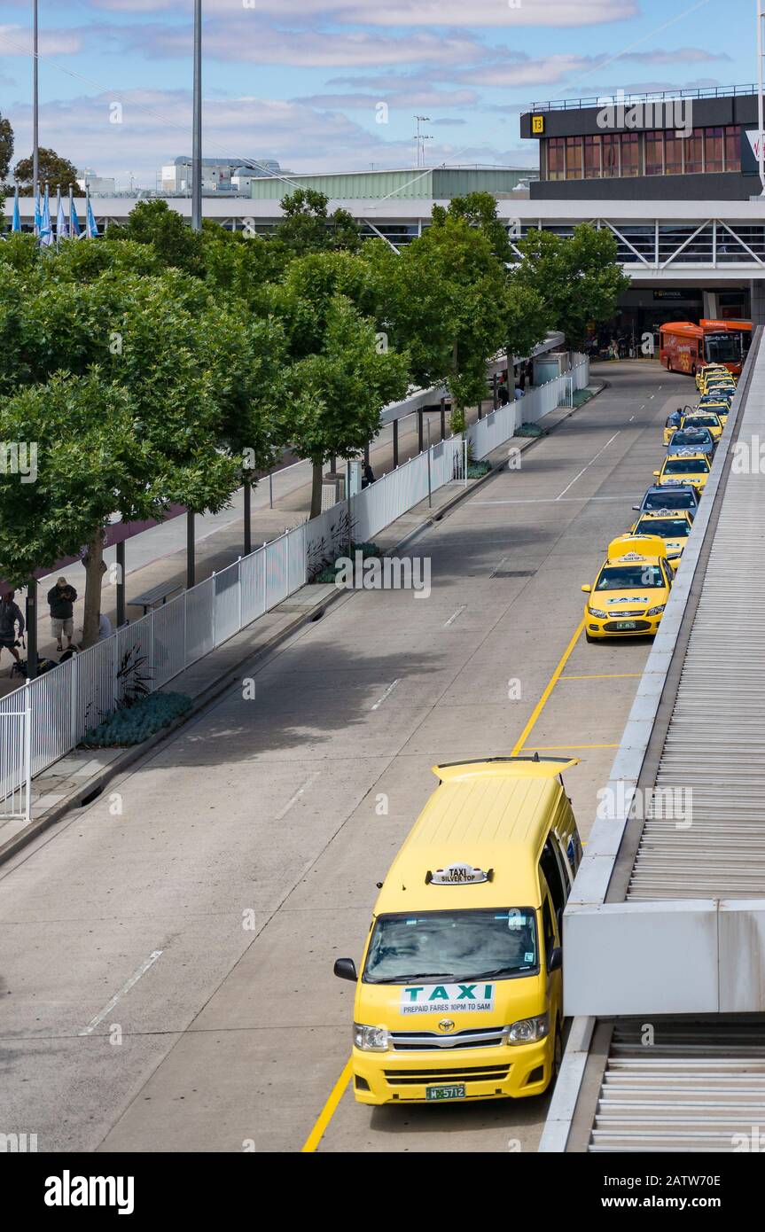 Yellow taxi melbourne australia hi-res stock photography and images - Alamy
