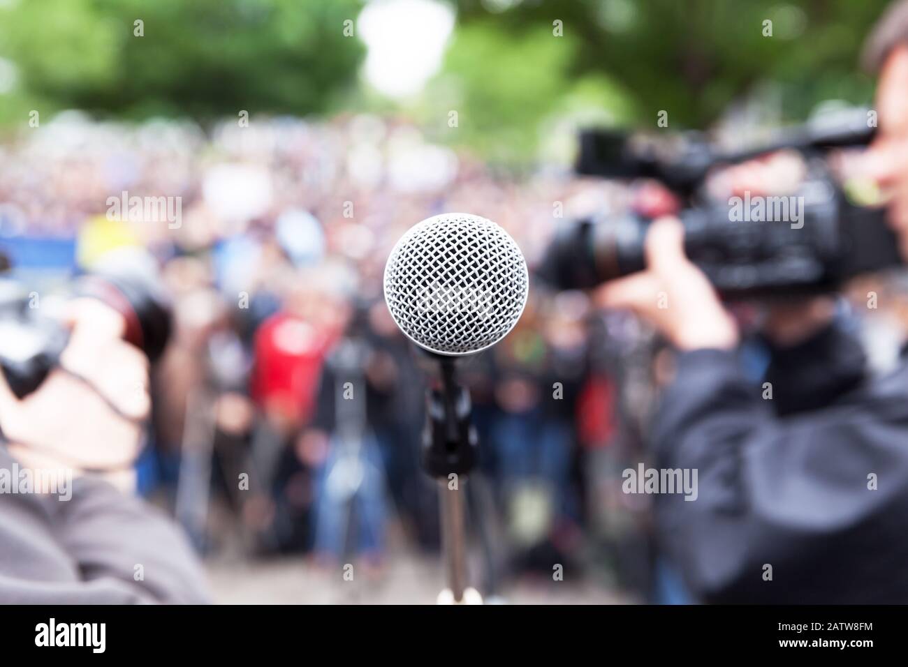 Microphone in focus, blurred crowd in the background Stock Photo - Alamy
