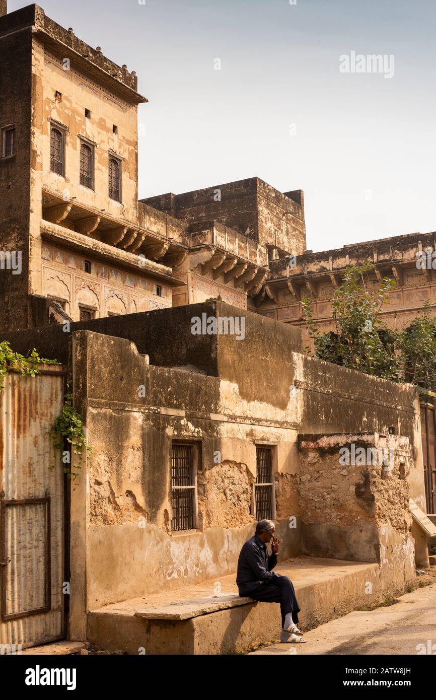 Indian man painting building hi-res stock photography and images - Alamy