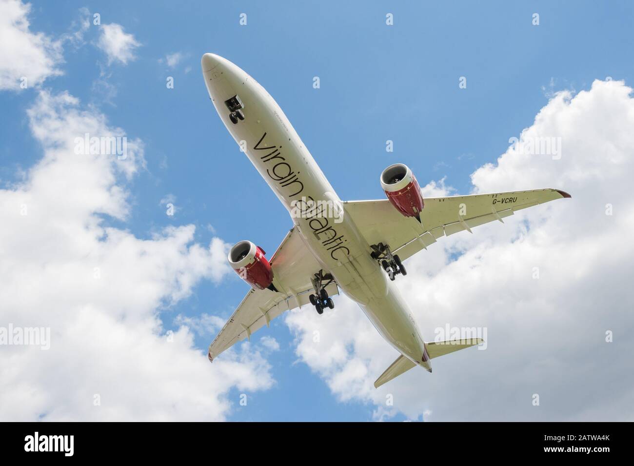 Virgin Atlantic Boeing 787-9 Dreamliner on landing approach to London ...