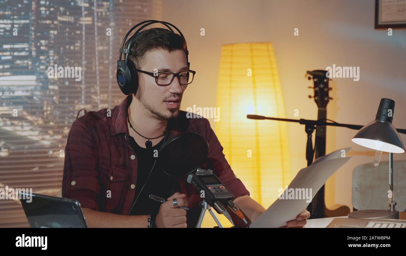 Commentator headphone hi-res stock photography and images - Alamy