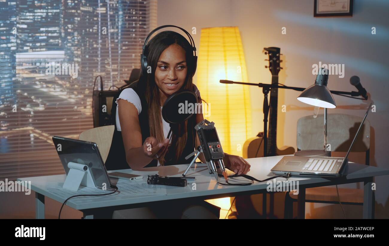 Evening news anchor in studio hi-res stock photography and images - Alamy
