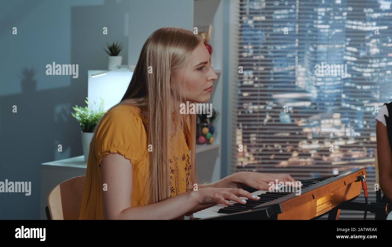 Singing with keyboard hi-res stock photography and images - Alamy